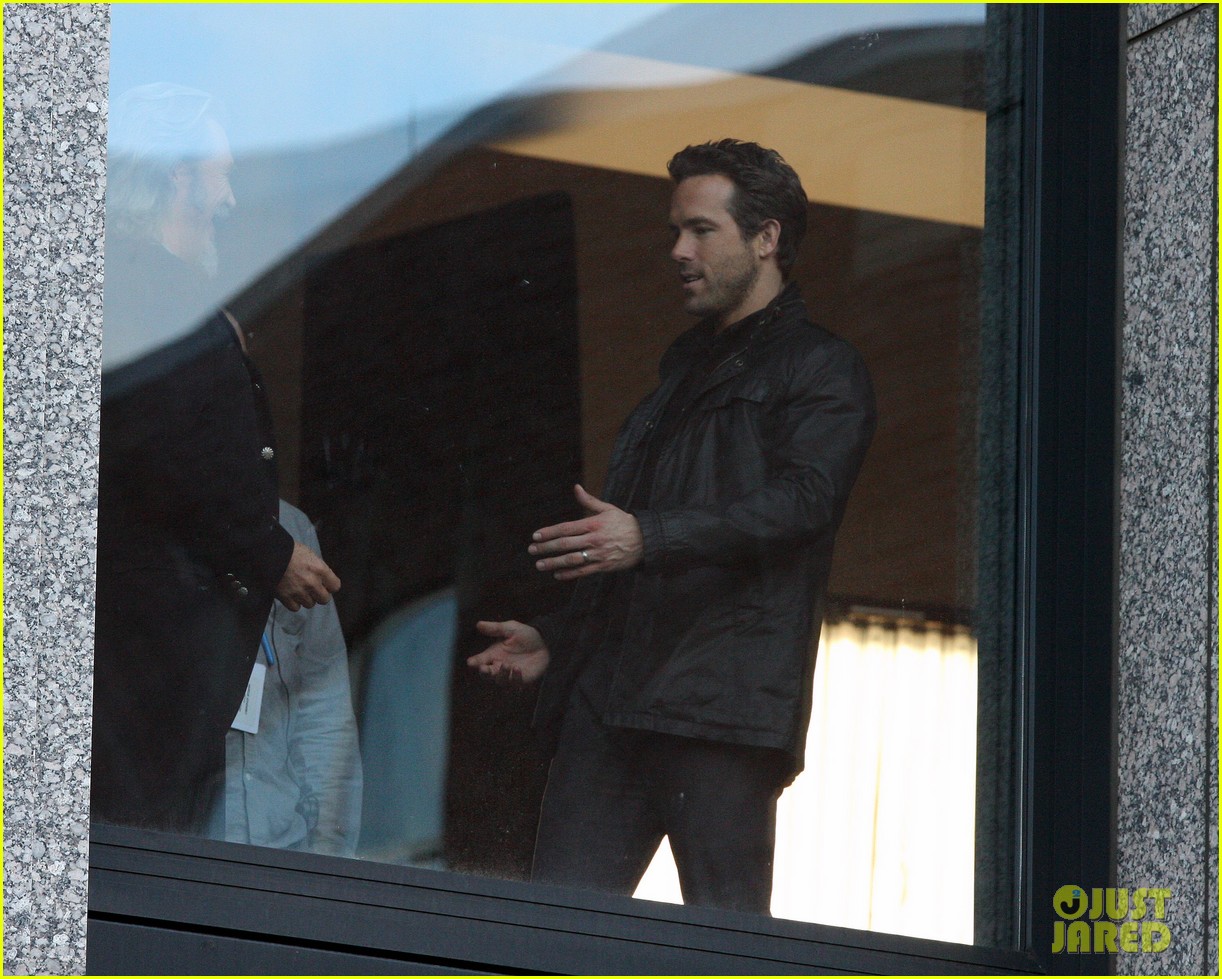 Ryan Reynolds: Dancing the Robot With Jeff Bridges!: Photo 2595598 ...