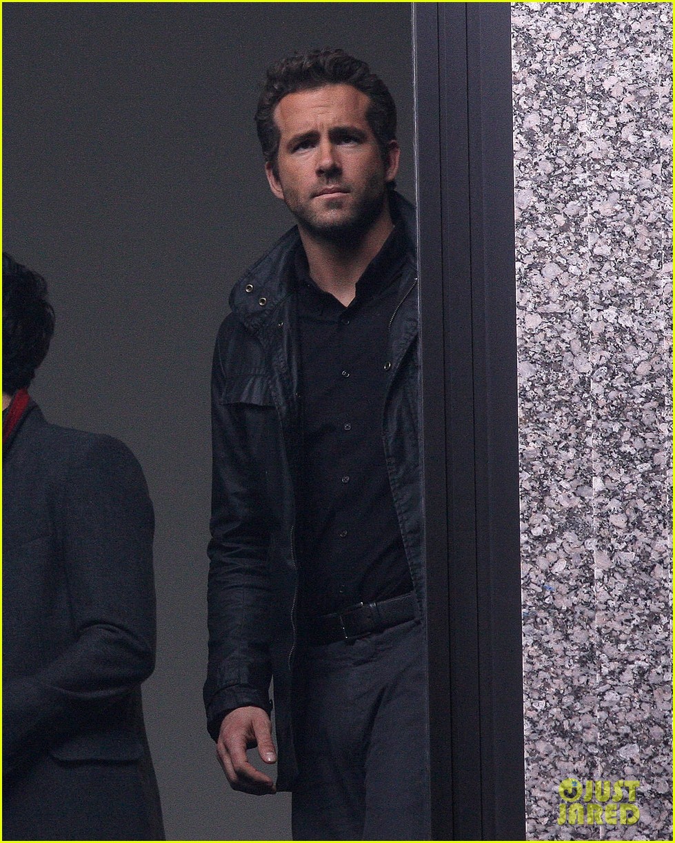 Ryan Reynolds: Dancing the Robot With Jeff Bridges!: Photo 2595601 ...