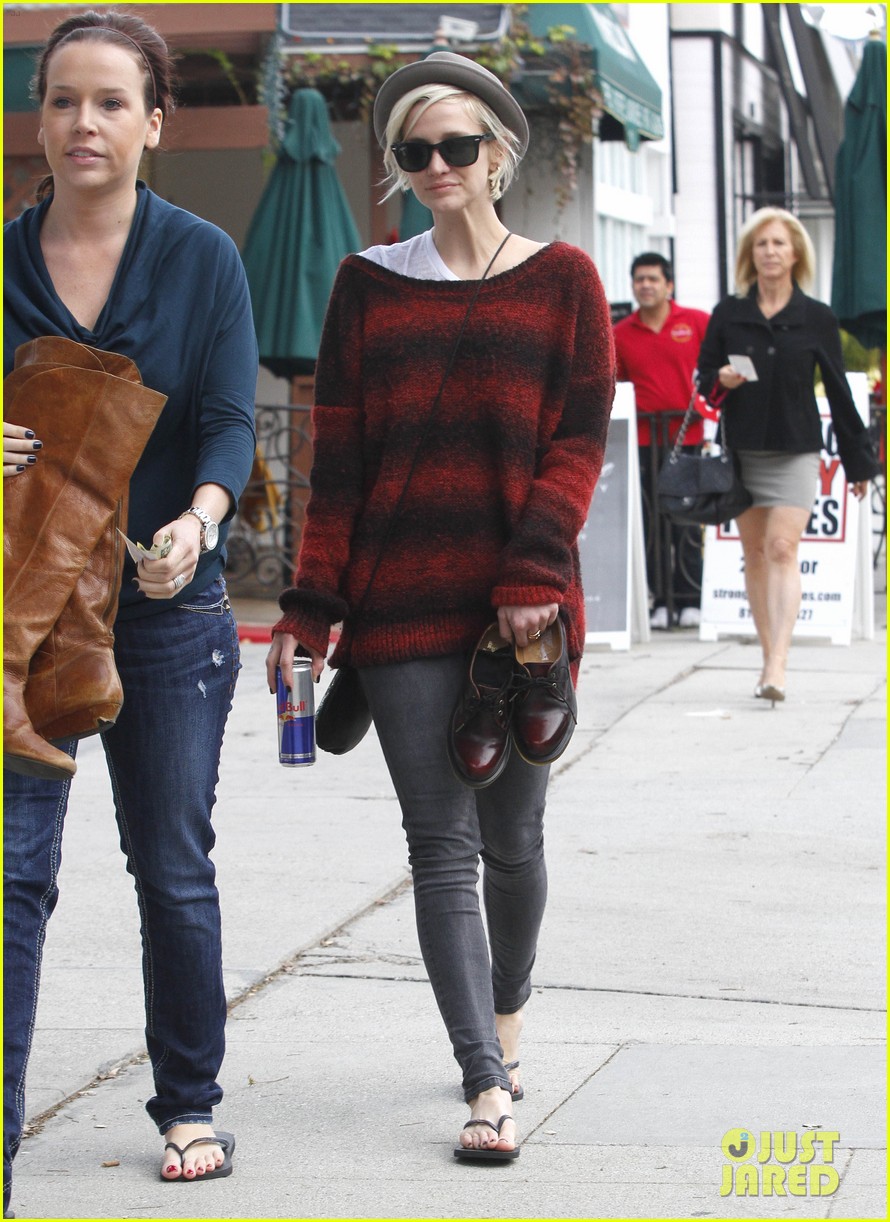 Ashlee Simpson: Manicure with a Gal Pal!: Photo 2610320 | Ashlee ...