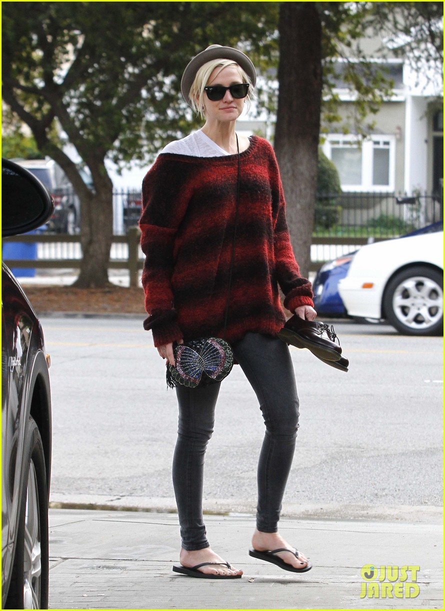 Ashlee Simpson: Manicure with a Gal Pal!: Photo 2610323 | Ashlee ...