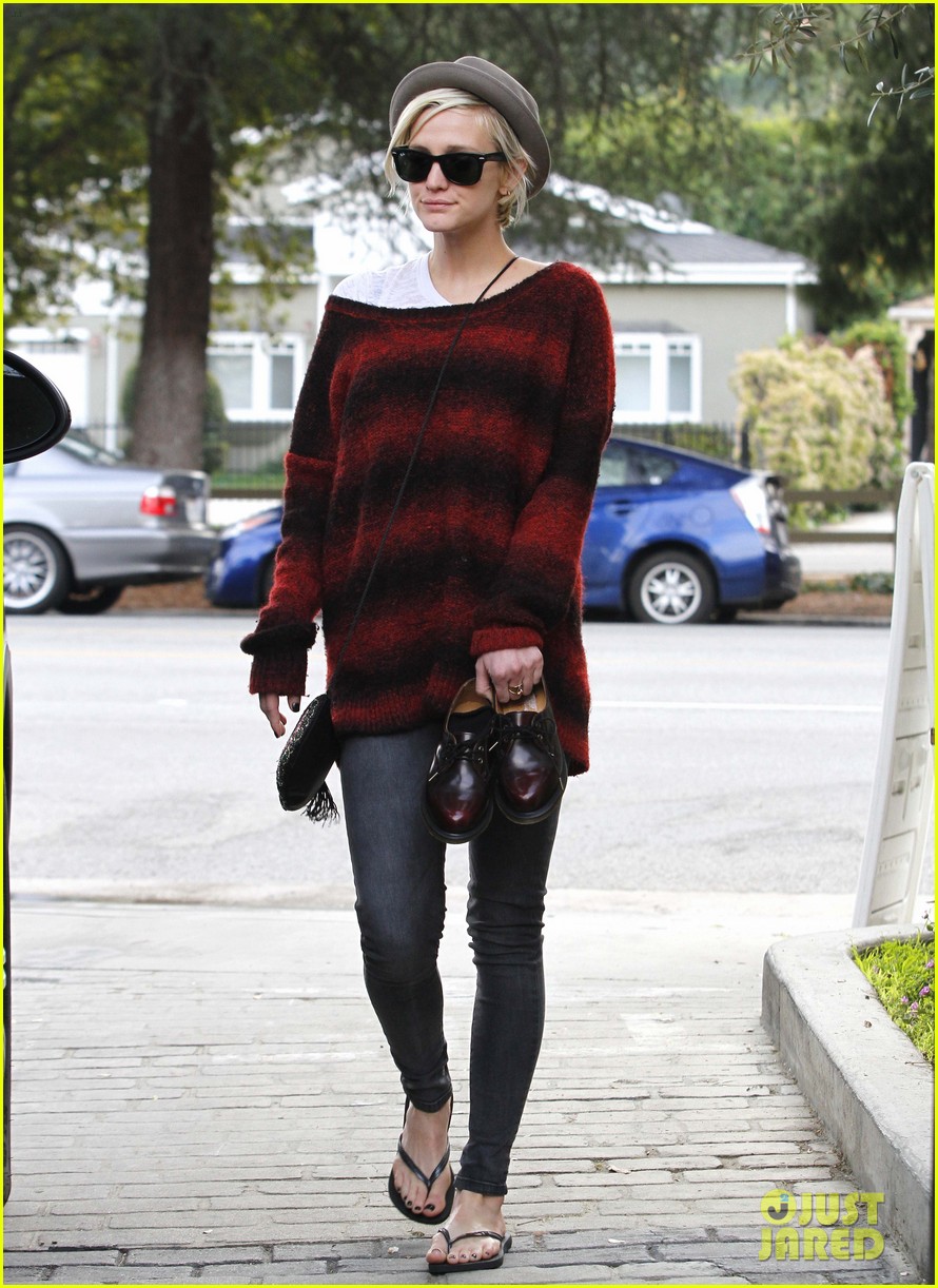 Ashlee Simpson: Manicure with a Gal Pal!: Photo 2610327 | Ashlee ...