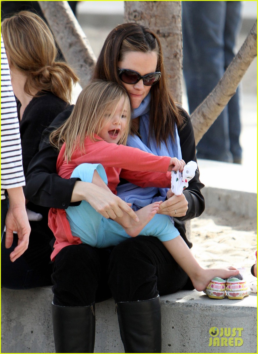 Jennifer Garner: Park Playtime with Violet & Seraphina!: Photo 2606828 ...