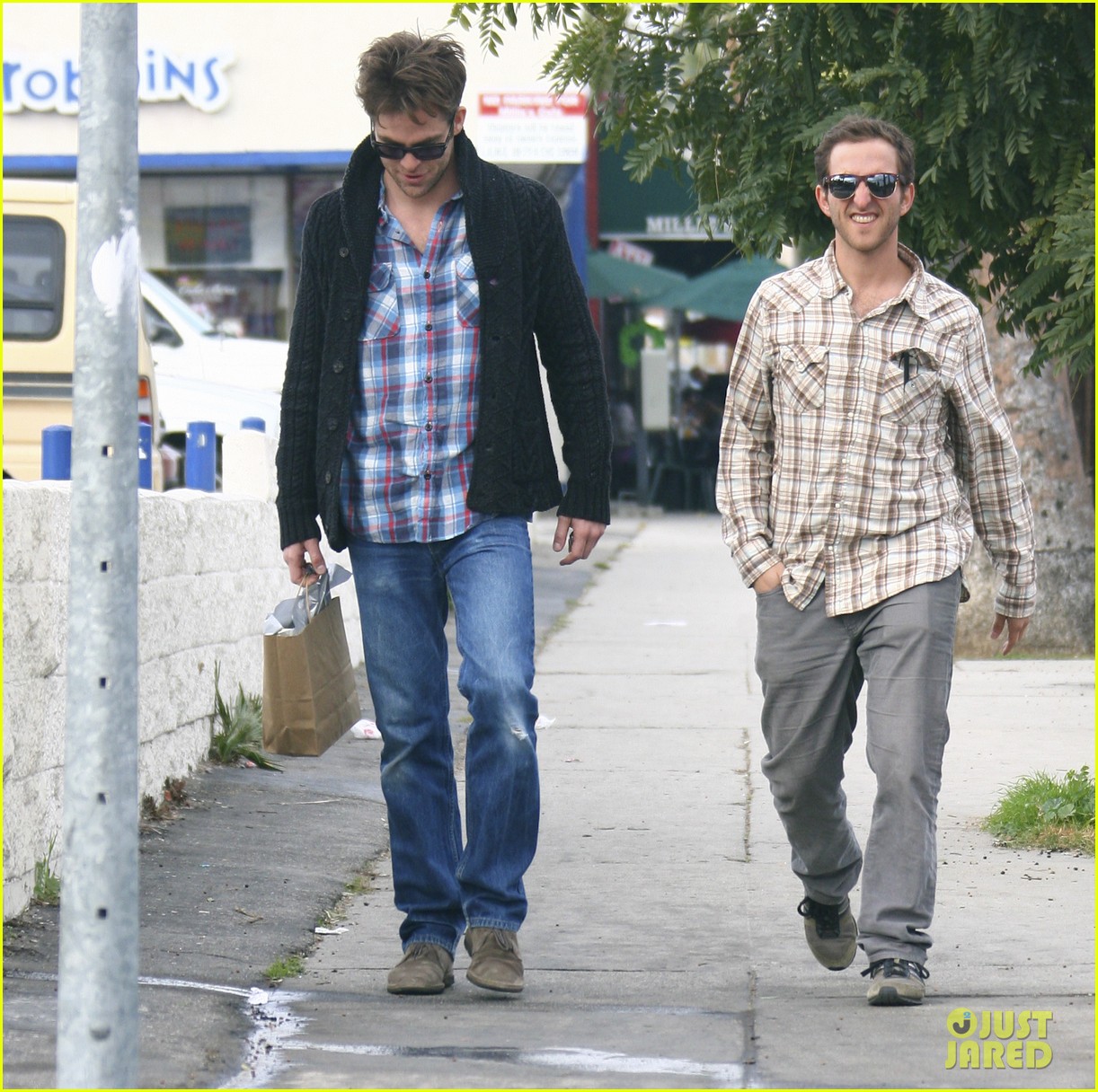 Chris Pine: Sunday Stroll in LA: Photo 2609378 | Chris Pine Photos ...