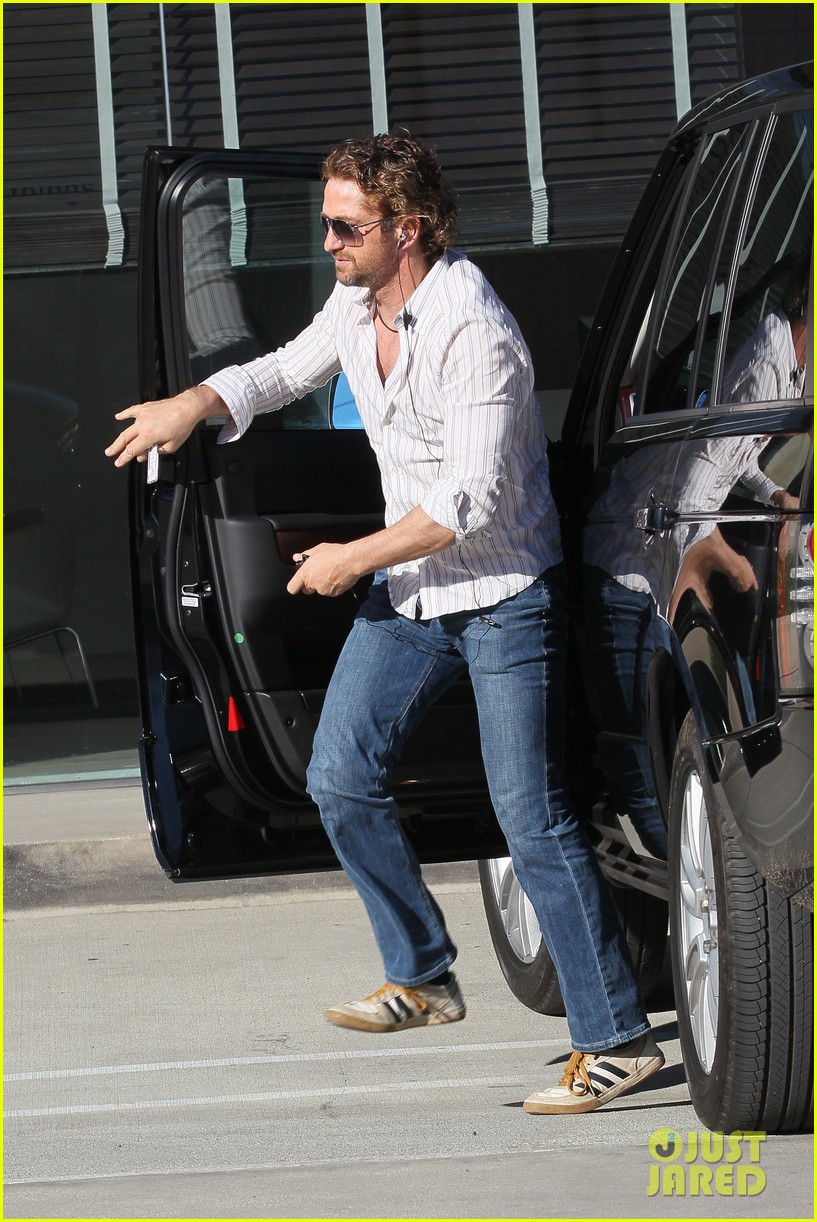 Gerard Butler: Gas Station Stop: Photo 2622242 | Gerard Butler Photos ...