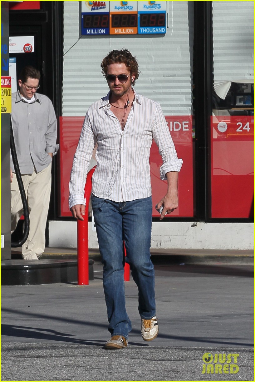 Gerard Butler: Gas Station Stop: Photo 2622245 | Gerard Butler Photos ...