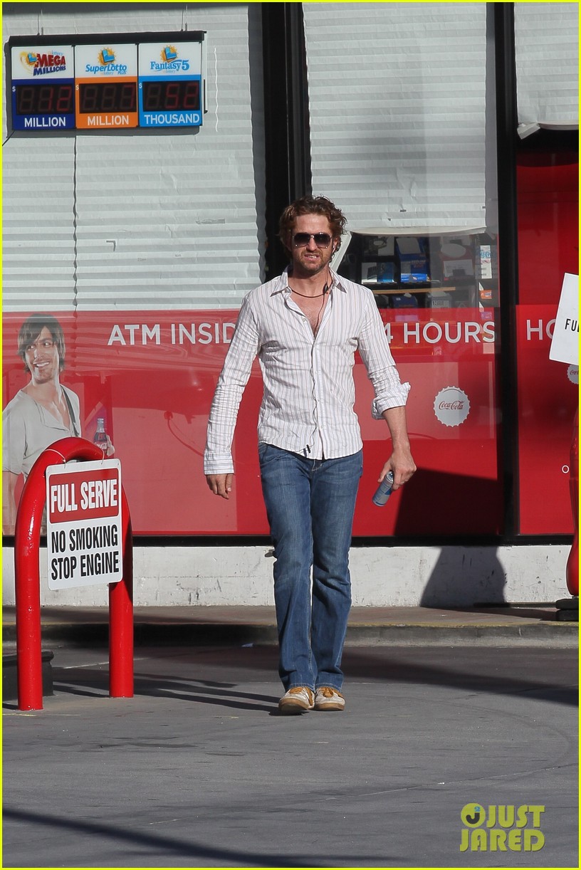 Gerard Butler: Gas Station Stop: Photo 2622247 | Gerard Butler Photos ...