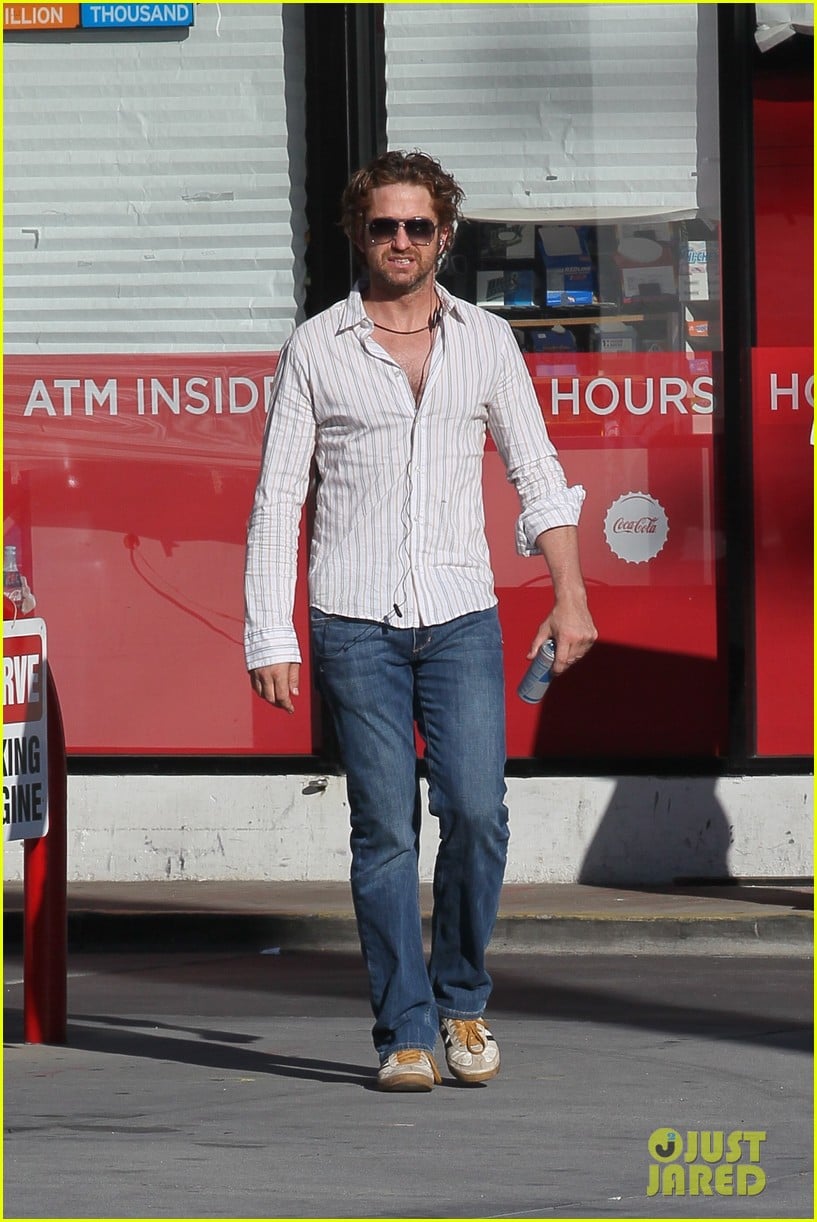 Gerard Butler: Gas Station Stop: Photo 2622252 | Gerard Butler Photos ...