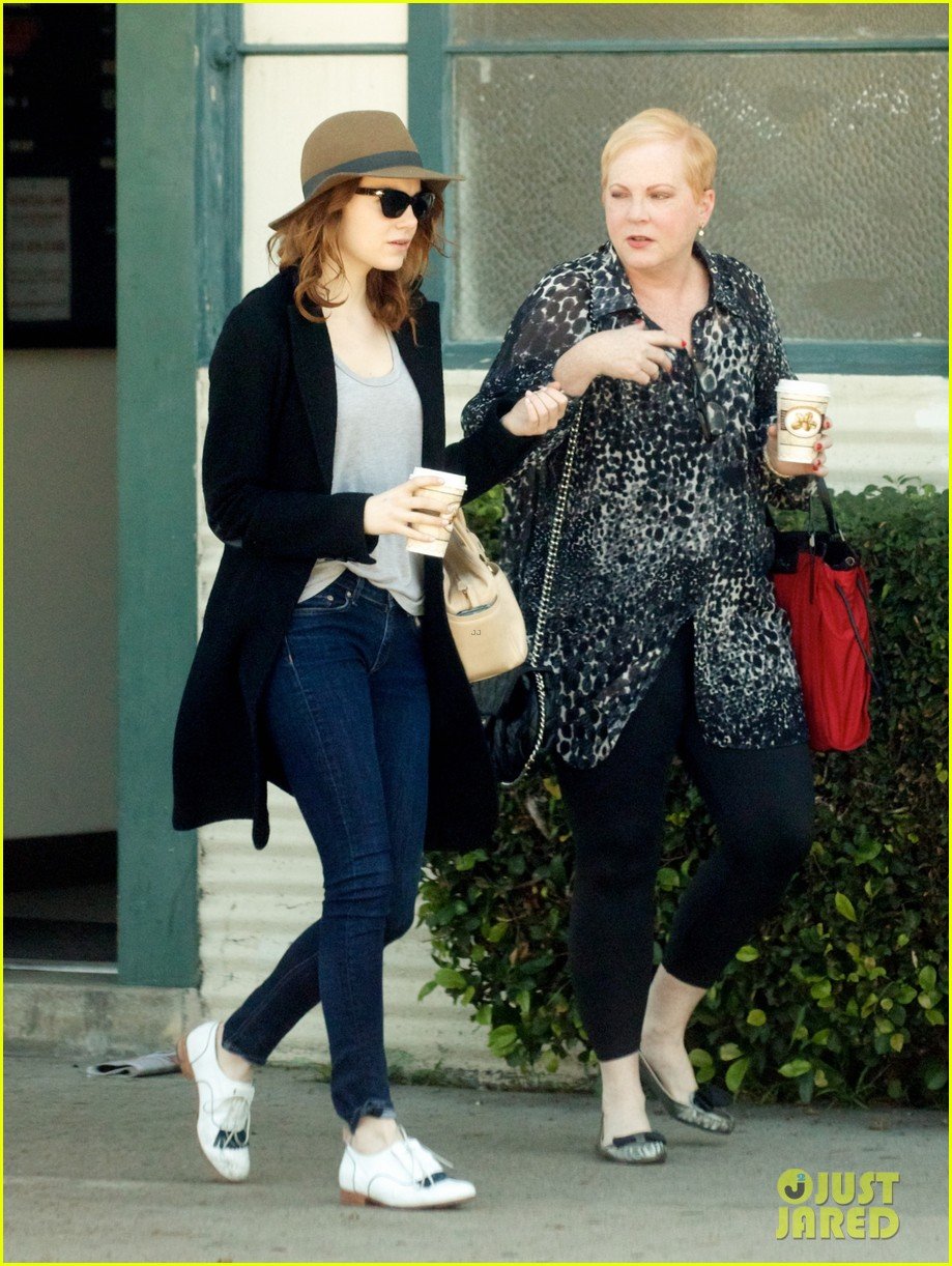 Emma Stone: Pre-Golden Globes Breakfast with Mother!: Photo 2618777 ...