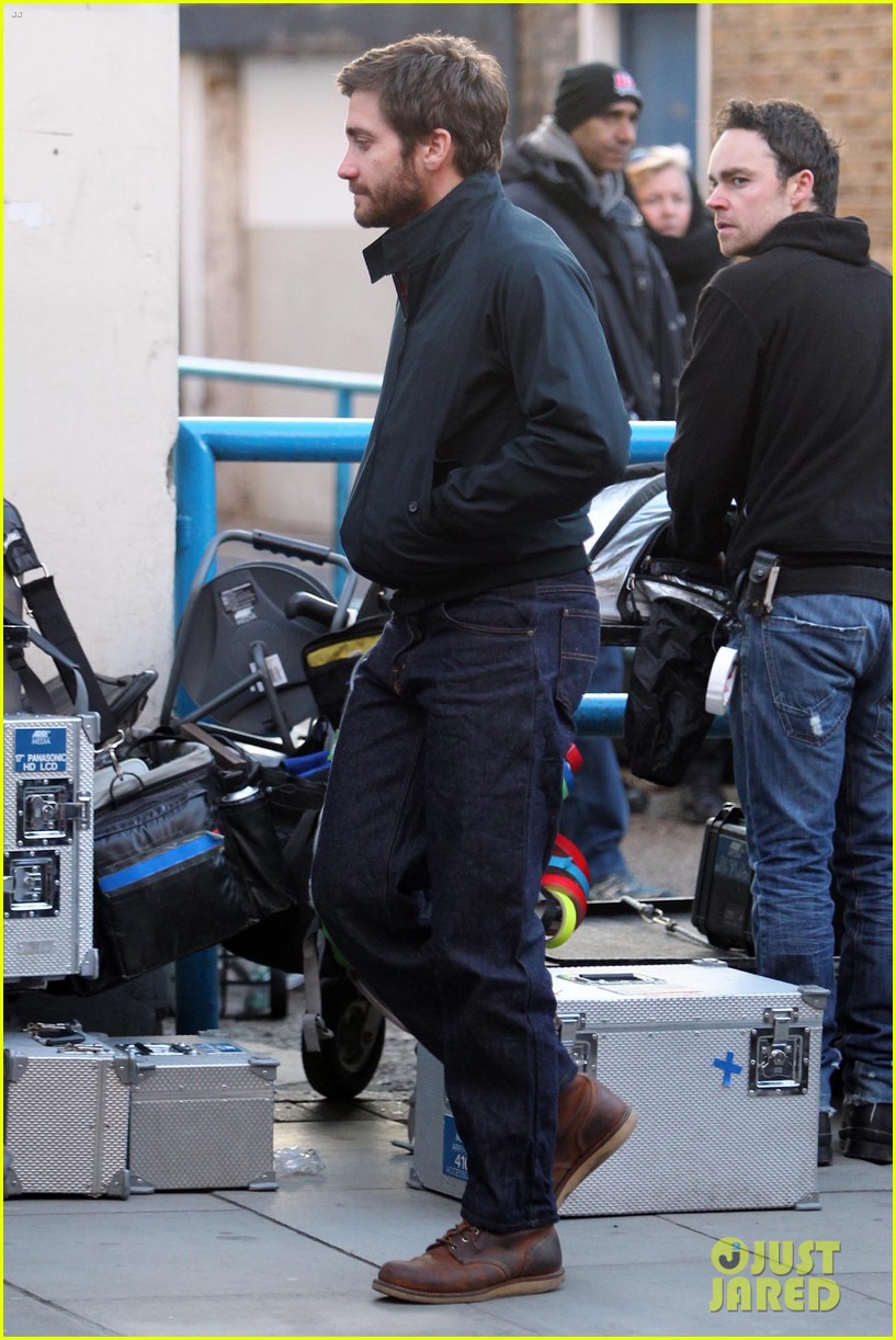 Jake Gyllenhaal Wears Glasses for Cameo!: Photo 2625423 | Jake ...