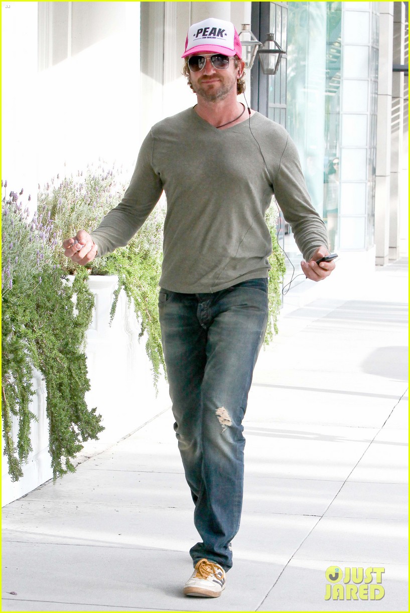 Gerard Butler: Pink 'Peak' Cap!: Photo 2643293 | Gerard Butler Photos ...