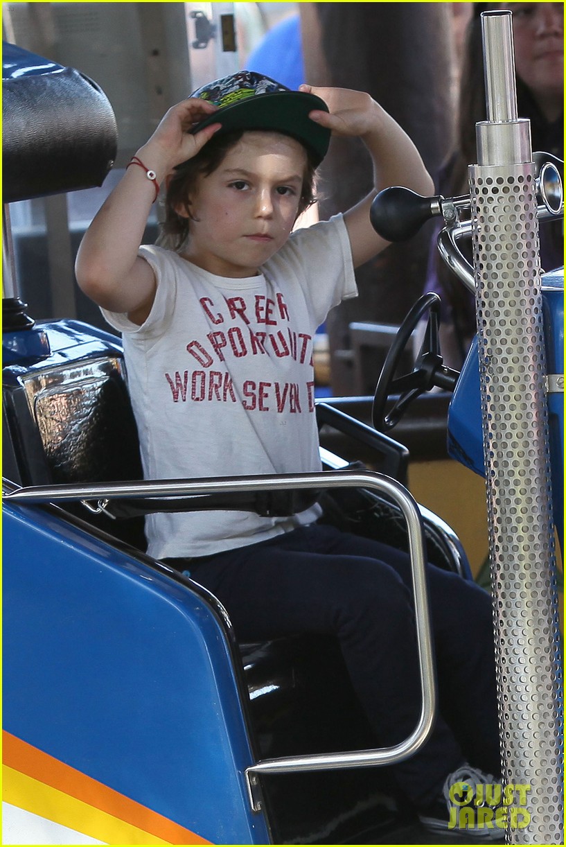 Gwen Stefani: Knott's Berry Farm with Kingston & Zuma!: Photo 2635864 ...