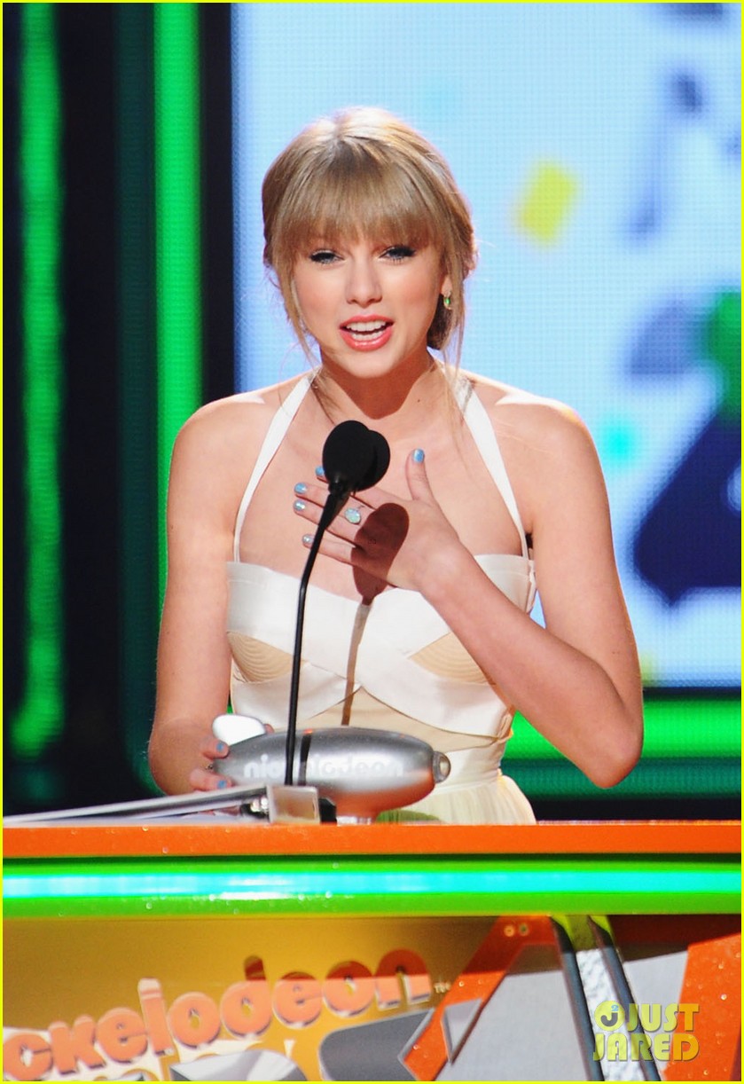 Taylor Swift - Kids' Choice Awards' Big Help Winner!: Photo 2644064 ...
