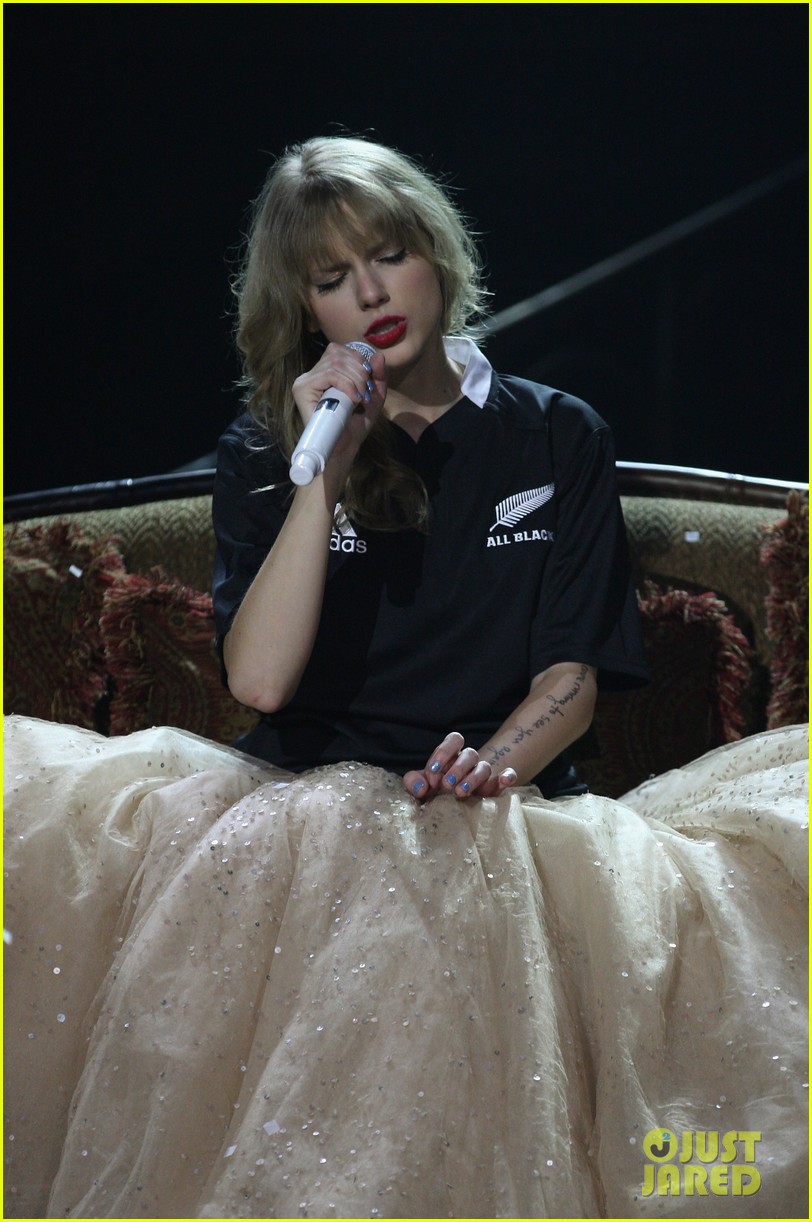 Taylor Swift Debuts 'Hunger Games' Song 'Eyes Open' - Watch Now!: Photo ...