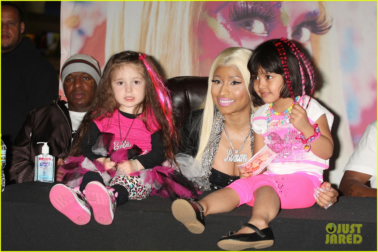 Nicki Minaj: 'Roman Reloaded' Best Buy Signing!: Photo 2644931 | Nicki ...
