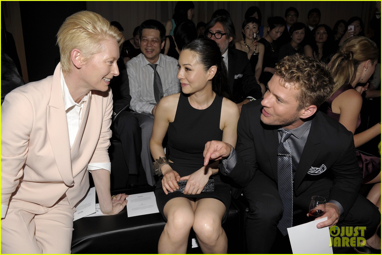 Tilda Swinton & Ryan Phillippe: BOSS Black Fashion Show!: Photo 2664265 ...