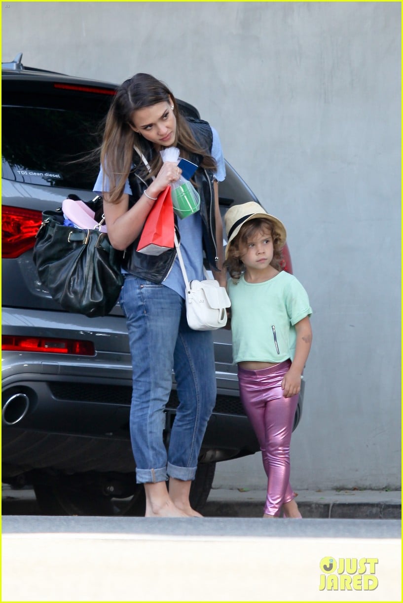 Jessica Alba Daughter 2012 Jessica Alba Returns To Blogging With