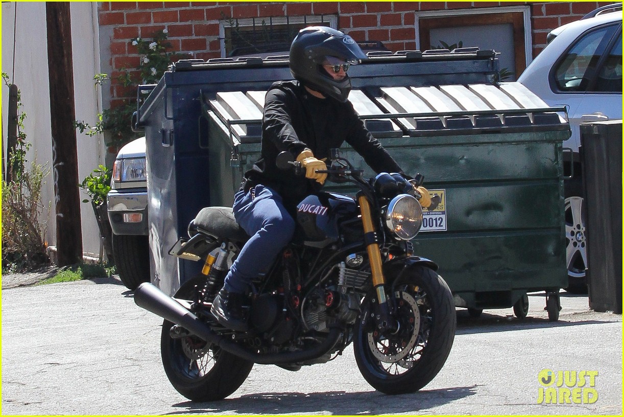 Orlando Bloom: Motorcycle Ride to the Gym!: Photo 2671402 | Orlando ...