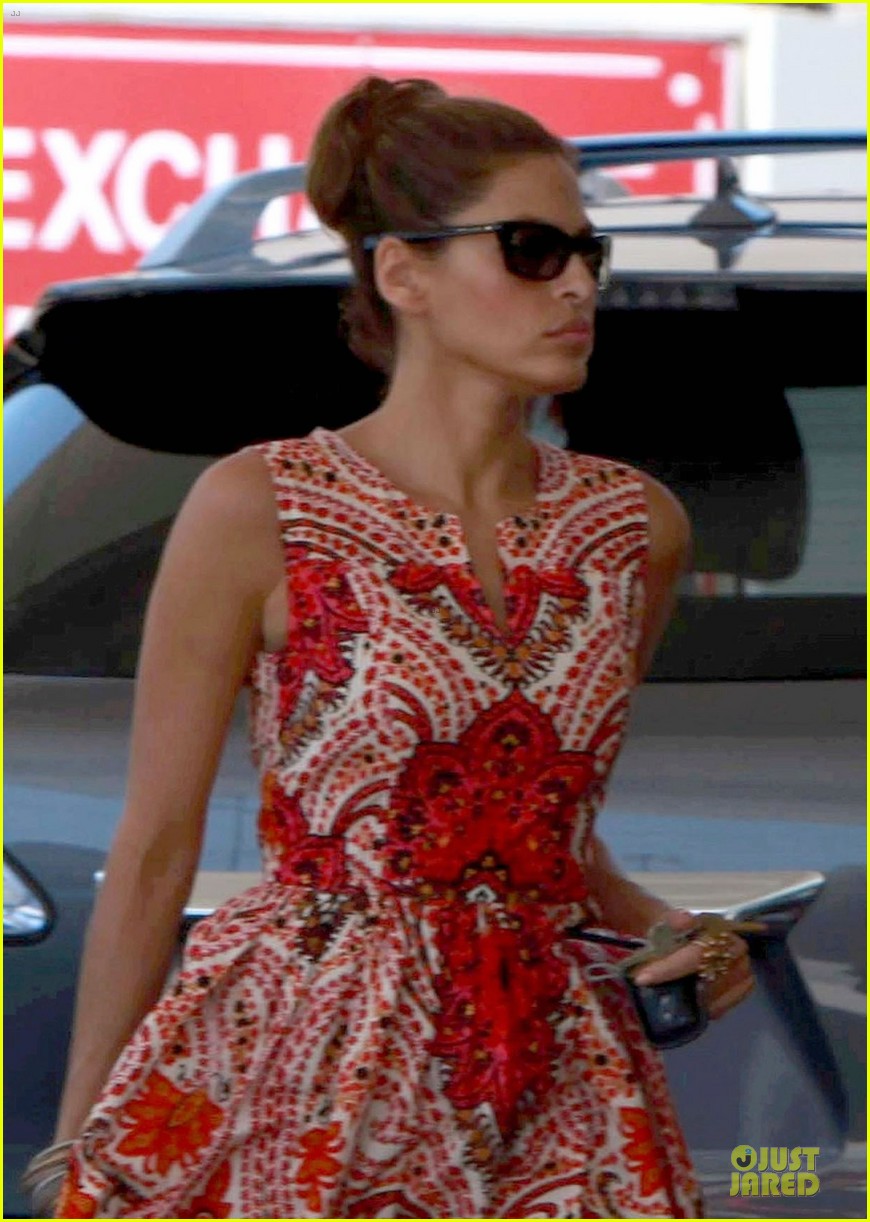 Eva Mendes: Gas Station Stop in Hollywood: Photo 2674567 | Eva Mendes ...