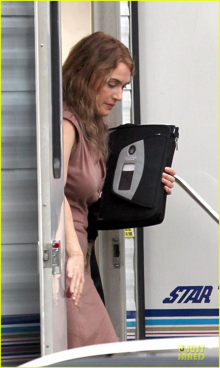 Kate Winslet Waves on 'Labor Day': Photo 2677333 | Kate Winslet Photos ...