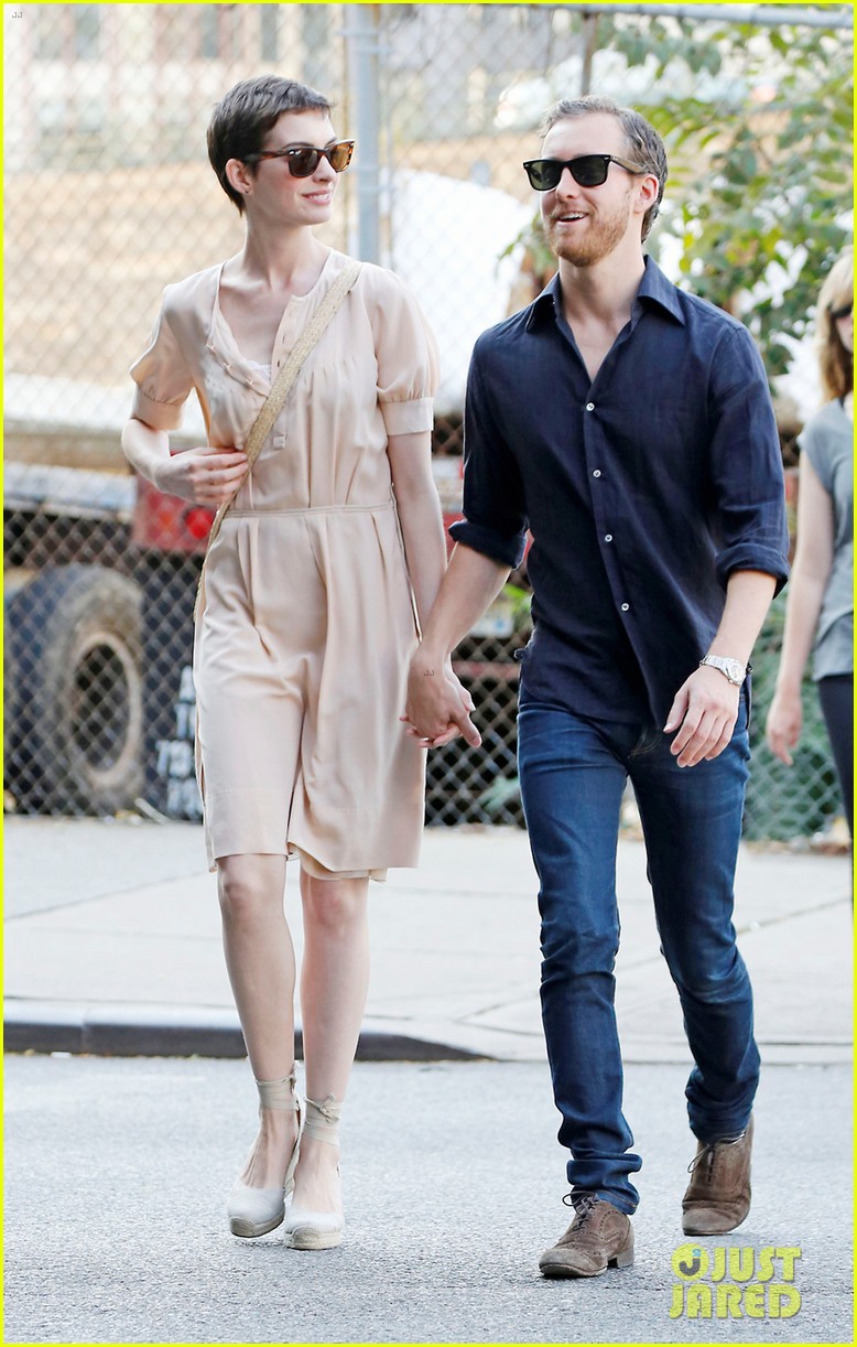 Anne Hathaway: 'Mental Patient Level Crying Over Haircut': Photo ...