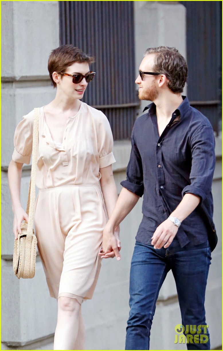 Anne Hathaway: 'Mental Patient Level Crying Over Haircut': Photo ...