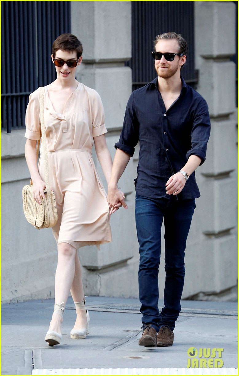 Anne Hathaway: 'Mental Patient Level Crying Over Haircut': Photo ...