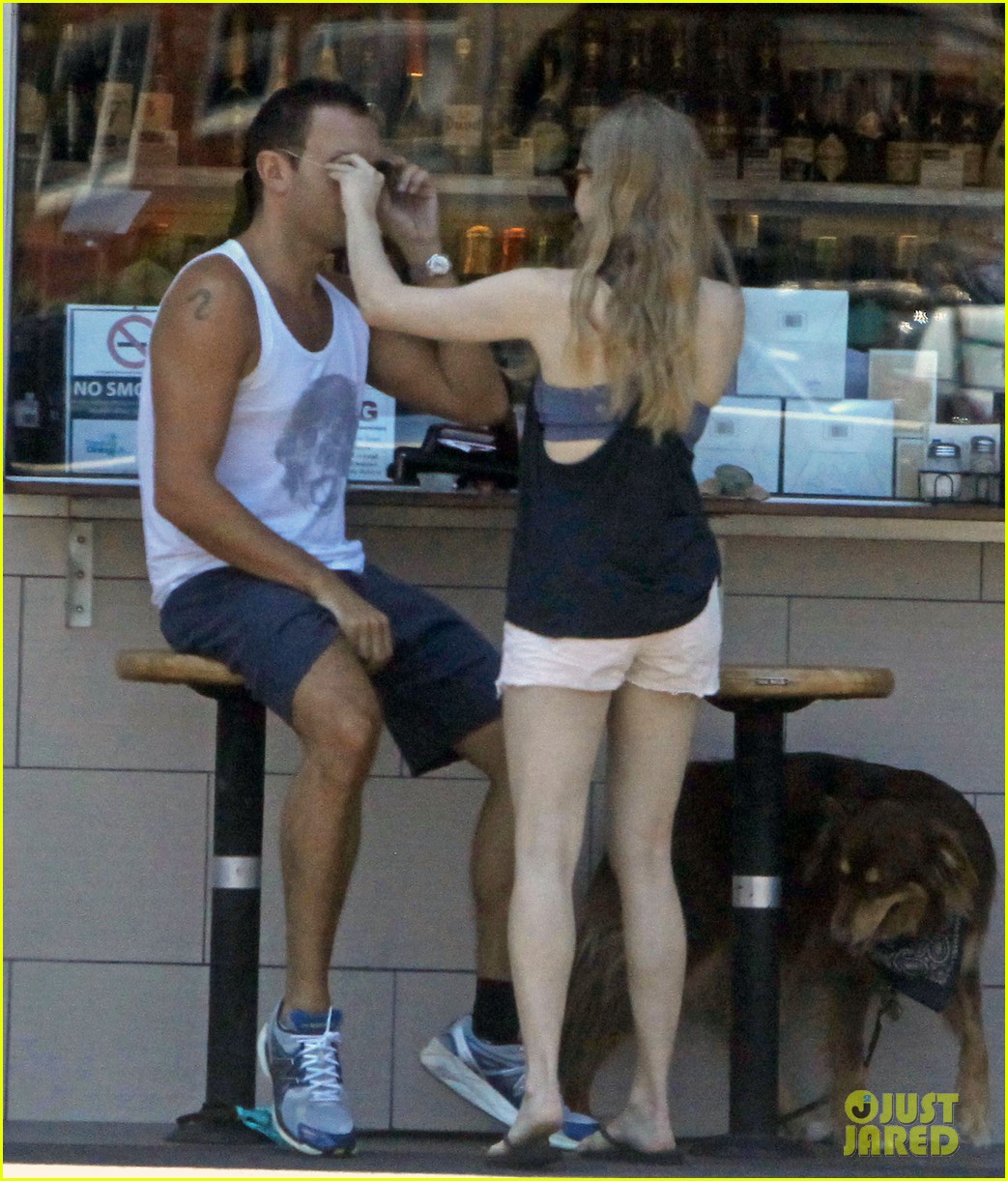 Amanda Seyfried: Oaks Gourmet Market Girl!: Photo 2689330 | Amanda ...