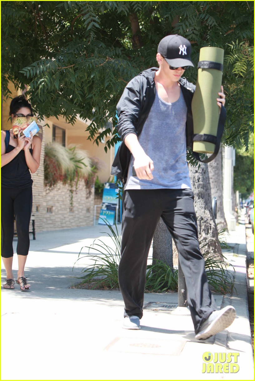 Vanessa Hudgens & Austin Butler: Yoga Couple!: Photo 2695910 | Austin ...