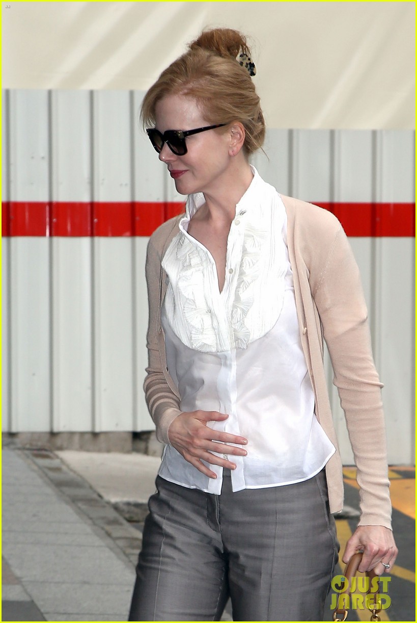 Nicole Kidman Holds Her Belly in Paris: Photo 2701539 | Nicole Kidman ...