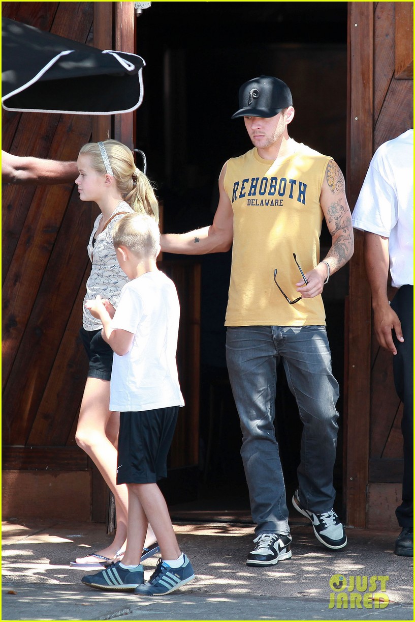 Ryan Phillippe: Roscoe's Chicken with Ava & Deacon: Photo 2699367 | Ava ...