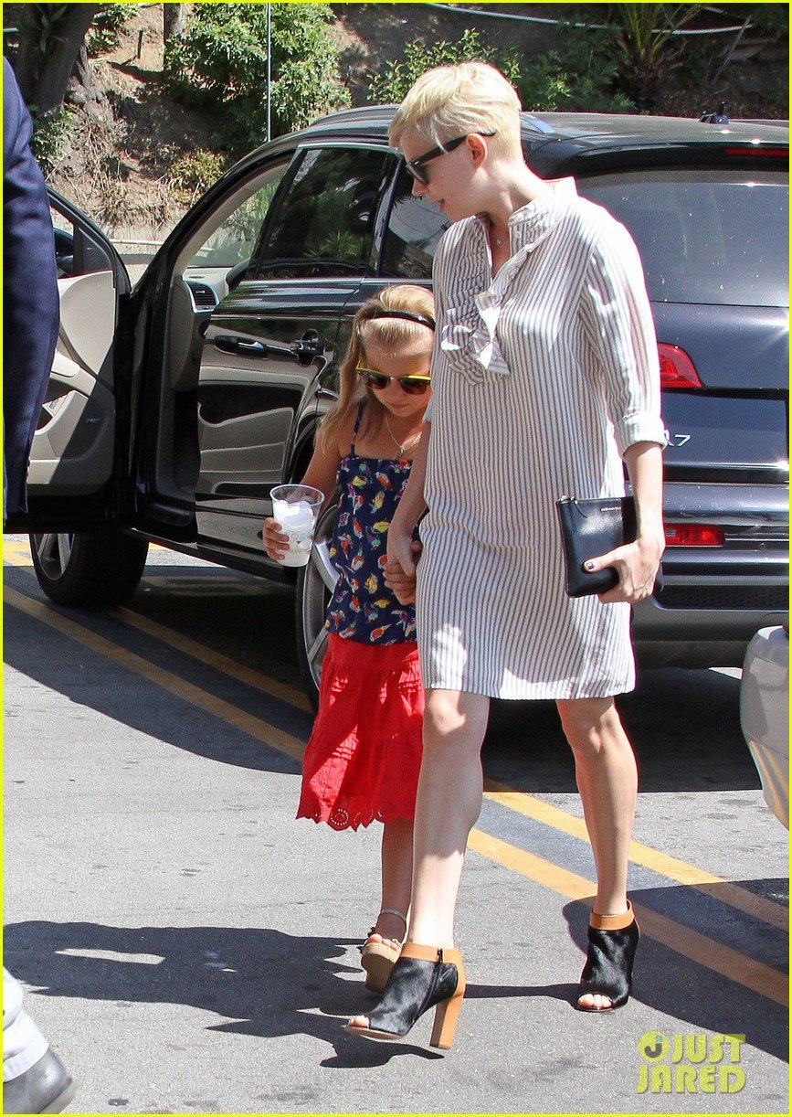 Michelle Williams & Jason Segel: Magic Castle with Matilda!: Photo ...