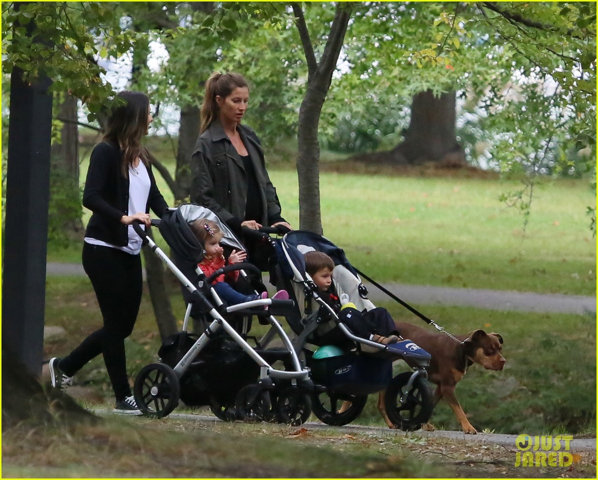 Gisele Bundchen: Saturday Stroll with Benjamin & Lua!: Photo 2726532 ...