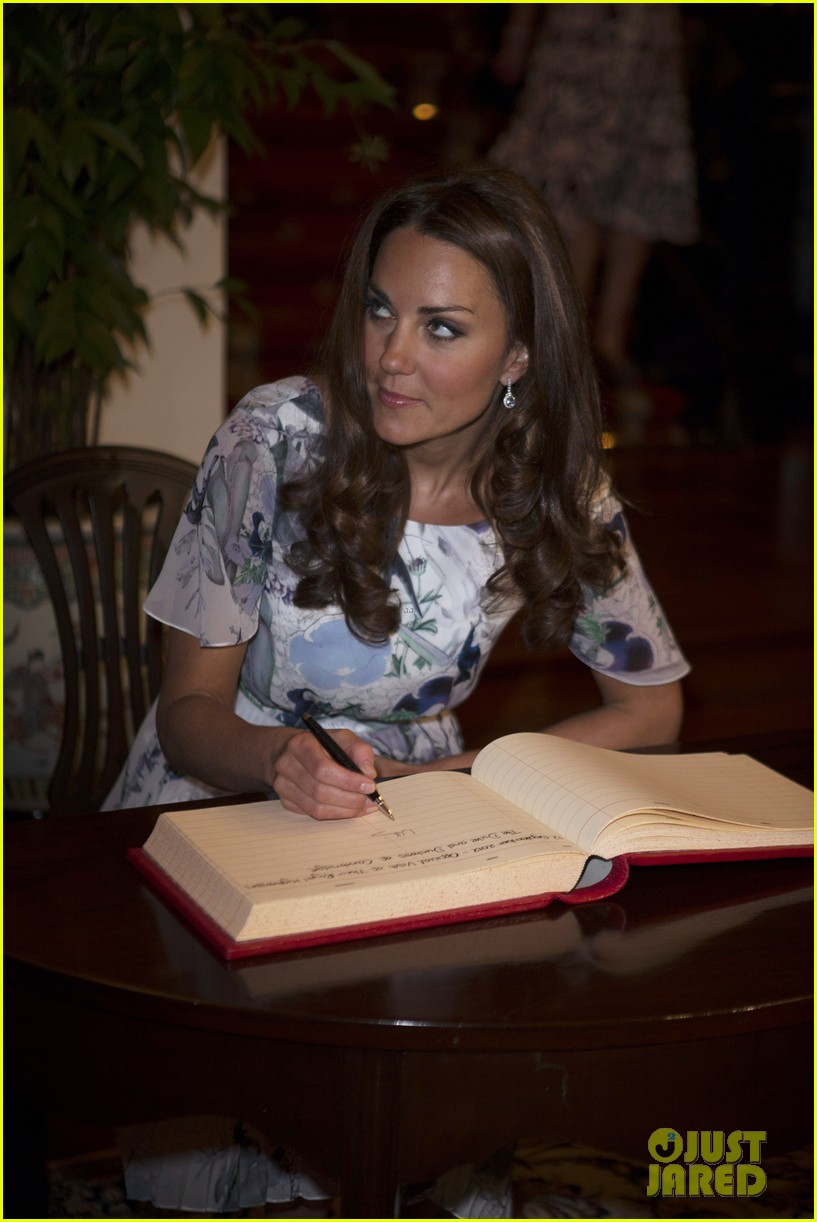 Duchess Kate Toasts the Queen with Glass of Water: Photo 2720256 | Kate ...