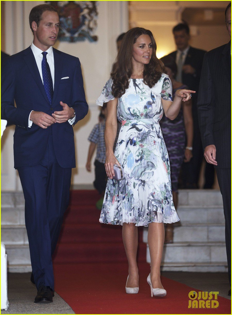 Duchess Kate Toasts the Queen with Glass of Water: Photo 2720270 | Kate ...