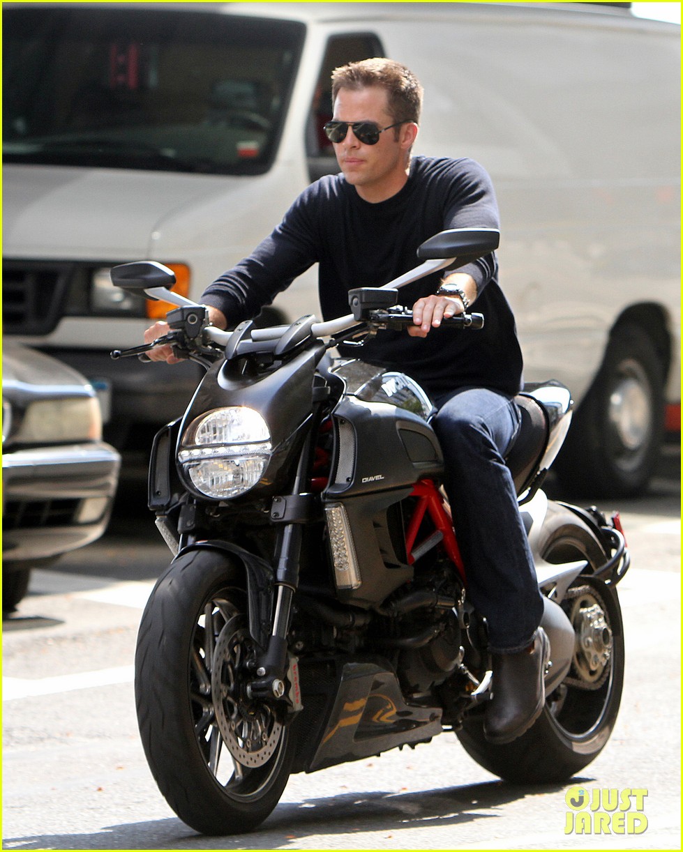 Chris Pine: 'Jack Ryan' Motorcycle Man!: Photo 2712962 | Chris Pine ...