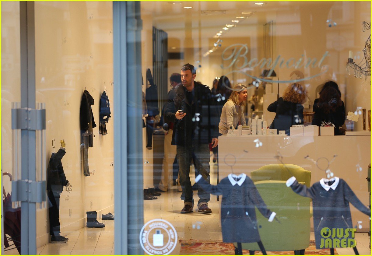 Ben Affleck & Jennifer Garner Hold Hands in Paris!: Photo 2738601 | Ben ...