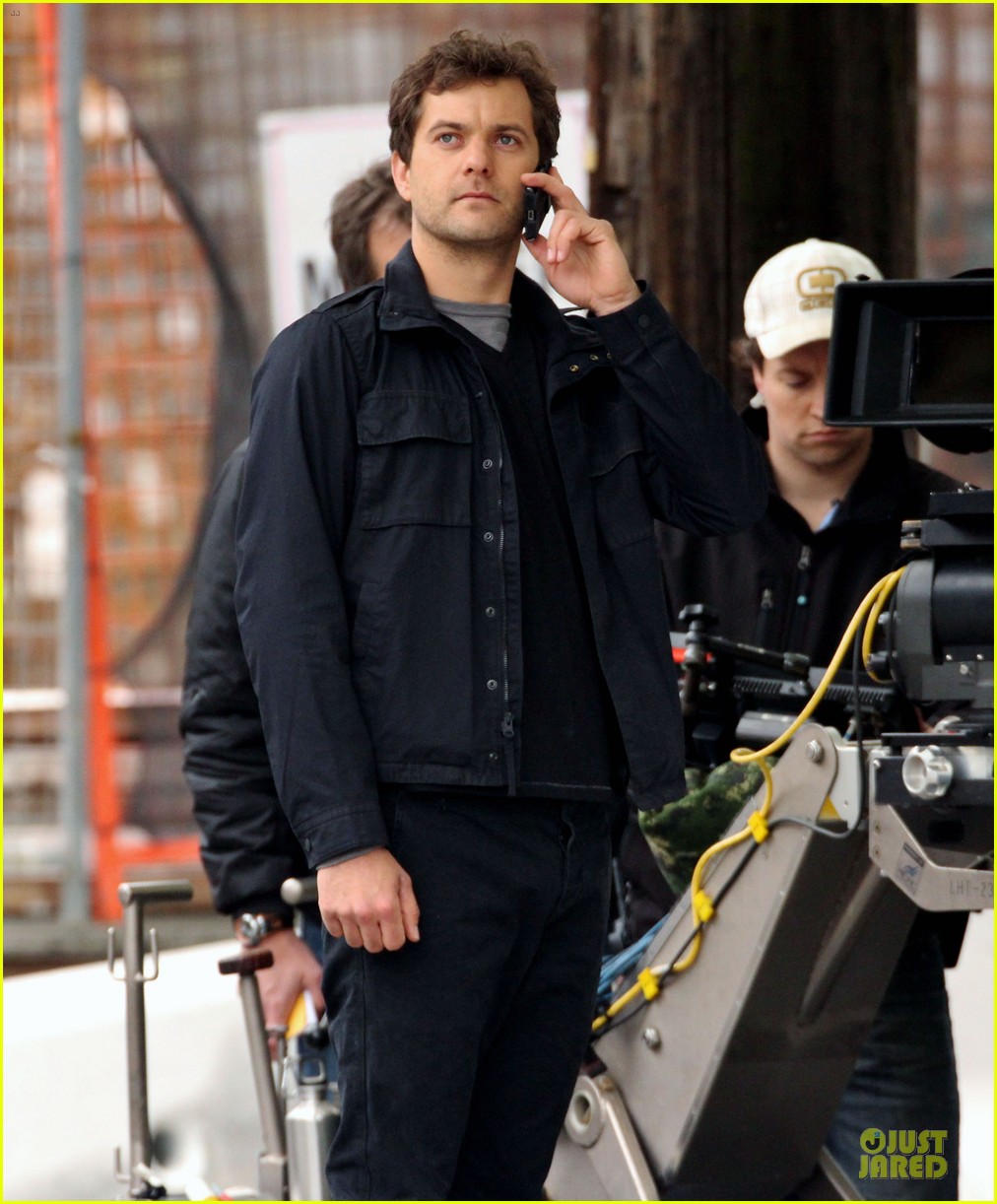 Joshua Jackson Stretches on 'Fringe' Set!: Photo 2739066 | Joshua ...