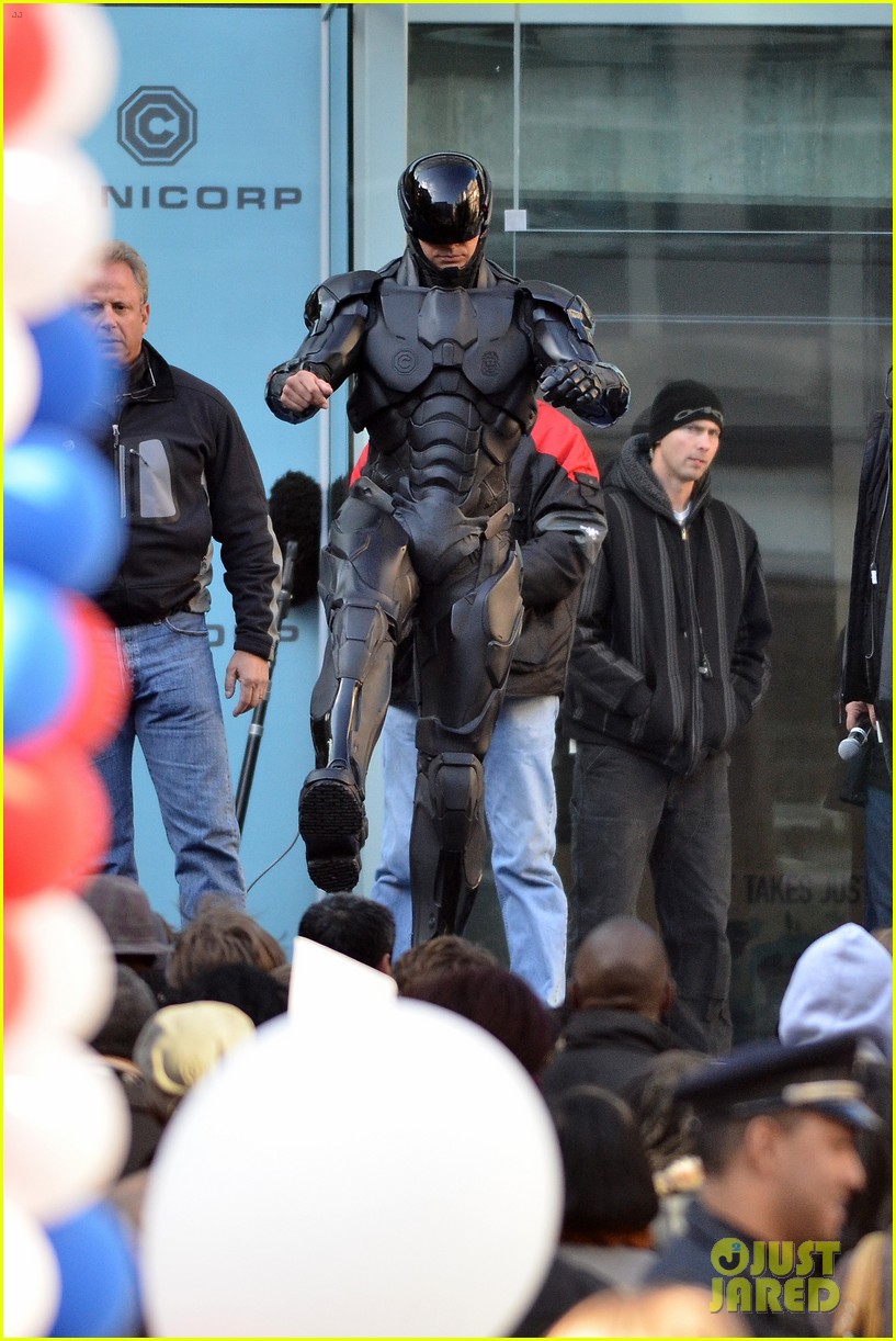 Joel Kinnaman: In Talks for Julian Assange Wikileaks Film?: Photo ...