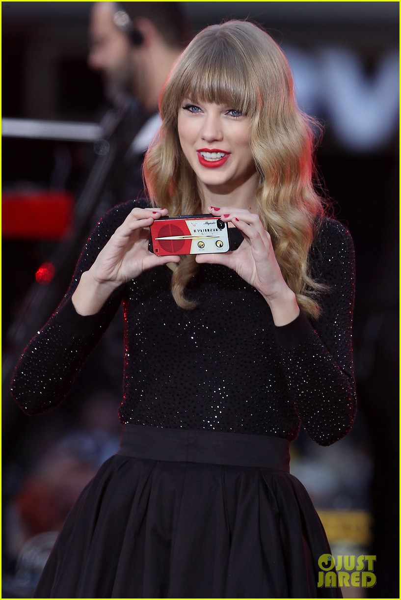 Taylor Swift: 'Good Morning America' Concert - Watch Now!: Photo ...