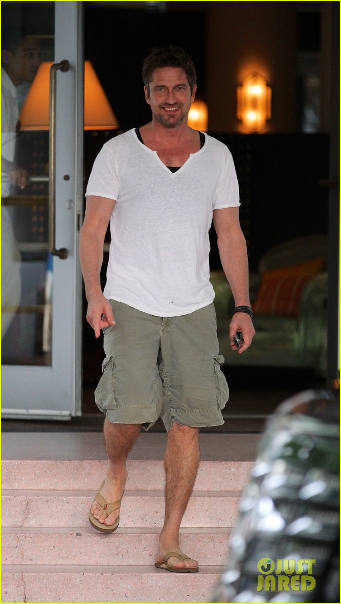 Gerard Butler: Miami Hotel Exit: Photo 2764835 | Gerard Butler Photos ...