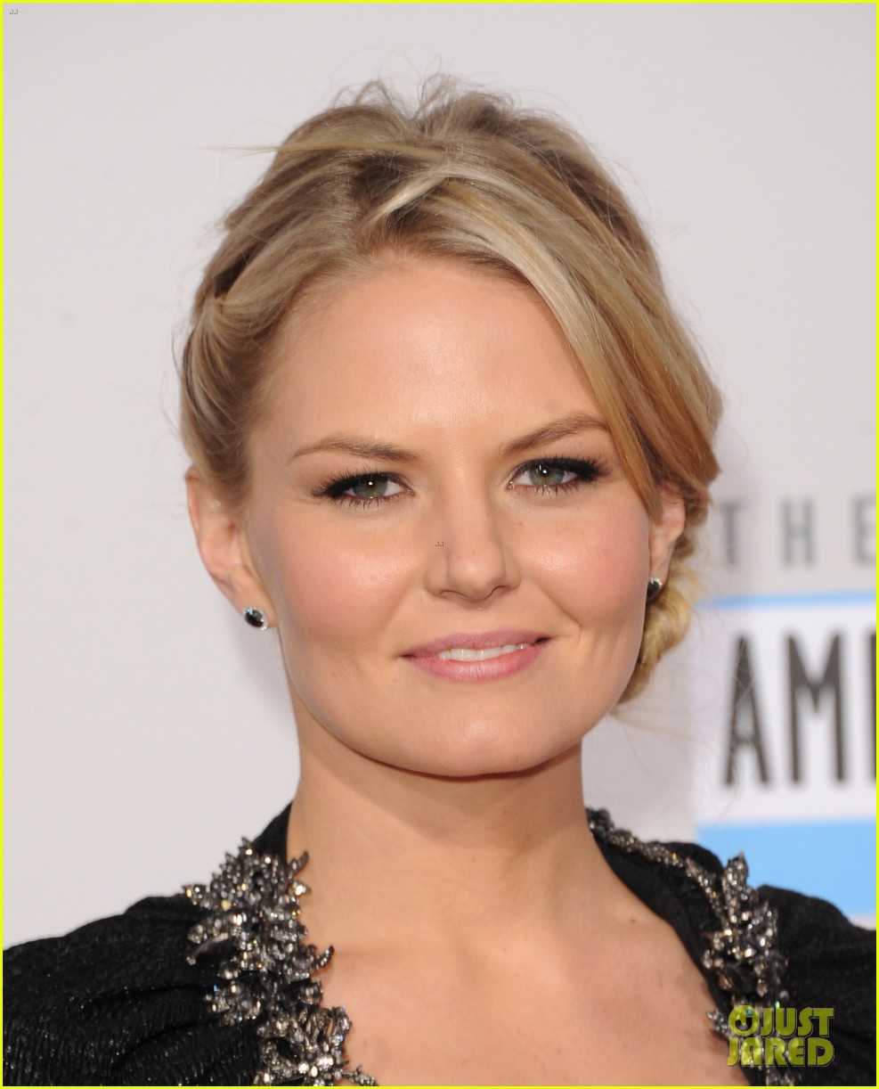 Ginnifer Goodwin & Jennifer Morrison - AMAs 2012 Red Carpet: Photo ...