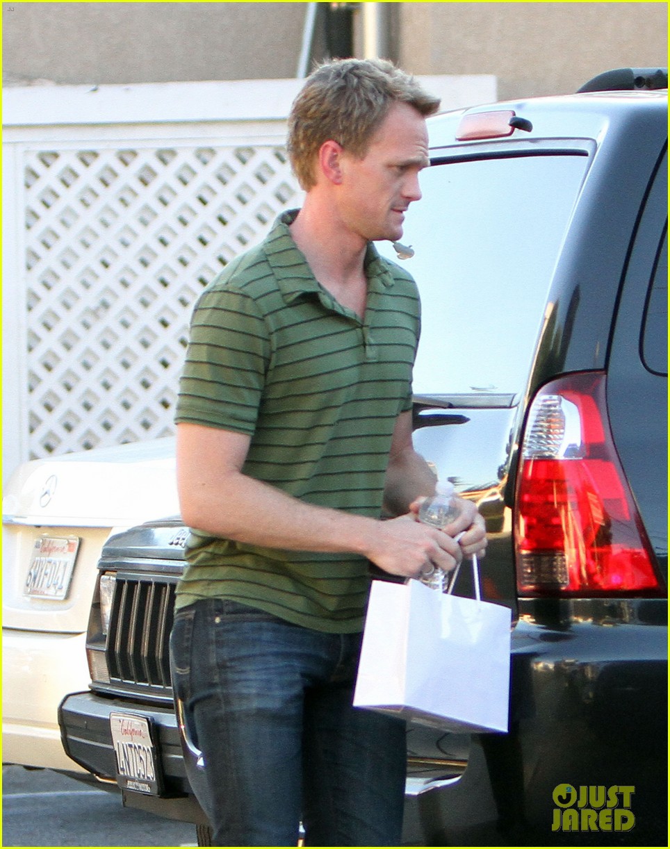 Photo: neil patrick harris hair visit 03 | Photo 2757942 | Just Jared ...
