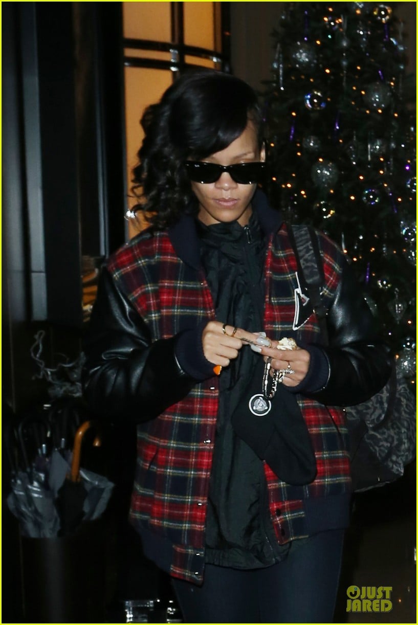 Rihanna's 'Unapologetic' - First #1 U.S. Album!: Photo 2764992 ...