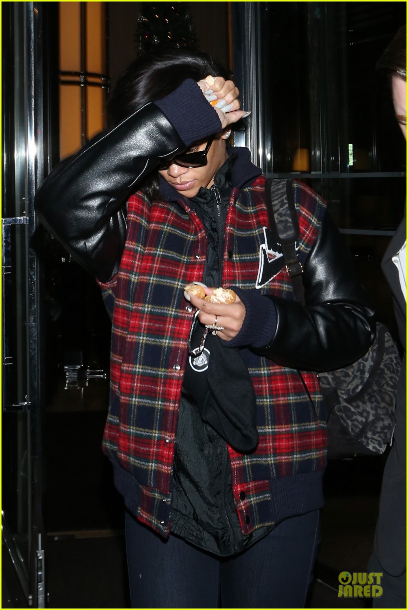 Rihanna's 'Unapologetic' - First #1 U.S. Album!: Photo 2764999 ...