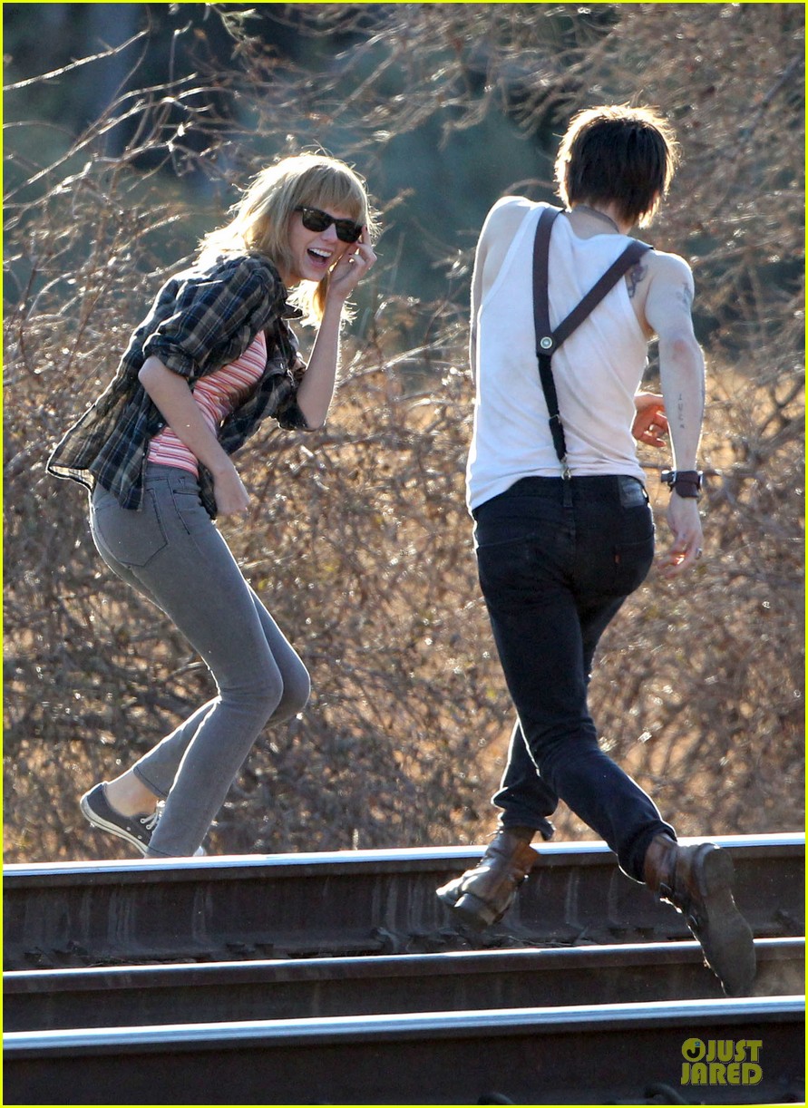 Taylor Swift: Piggyback Ride on 'I Knew You Were Trouble' Set!: Photo ...
