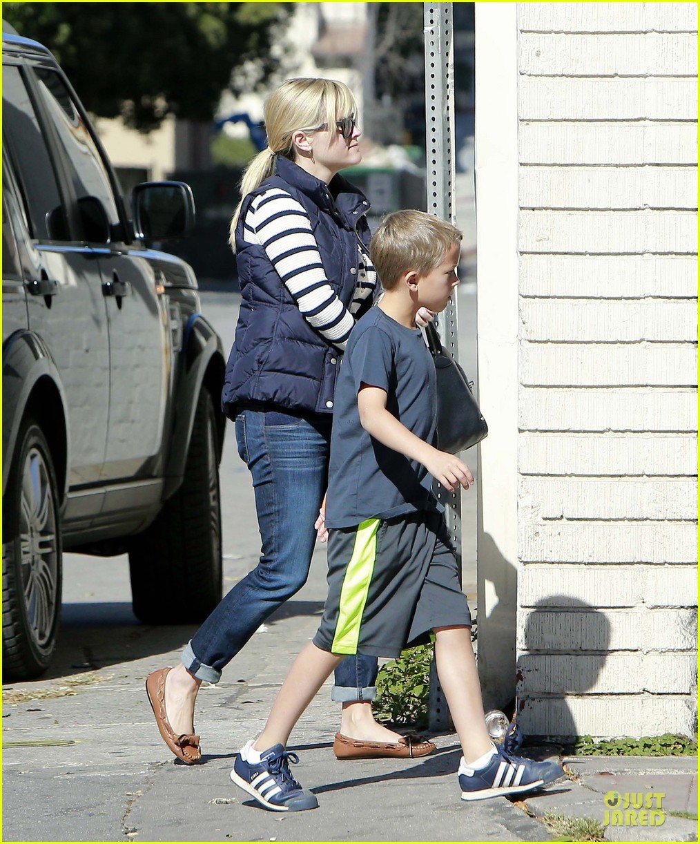 Photo: reese witherspoon food take out with deacon 05 | Photo 2755515 ...