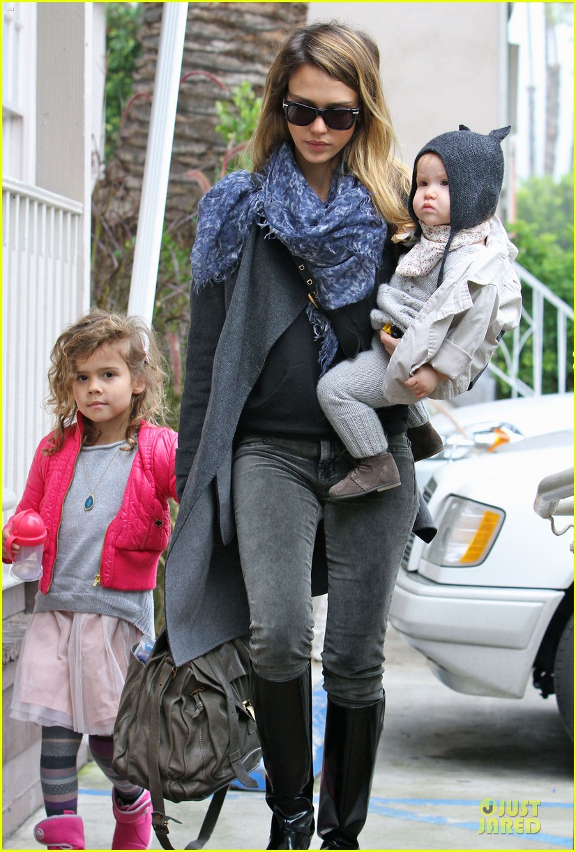 Jessica Alba: Tavern Lunch with the Kids!: Photo 2772654 | Cash Warren ...