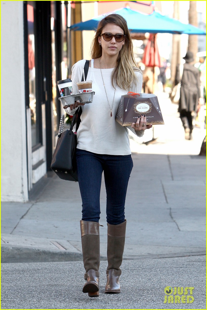 Jessica Alba Grabs Dessert To Go!: Photo 2774451 | Jessica Alba Photos ...