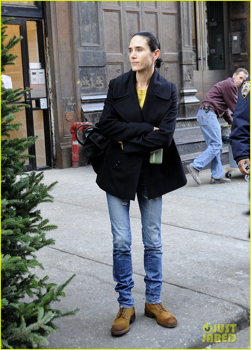 Jennifer Connelly: Christmas Tree Peek-a-boo!: Photo 2770868 | Jennifer ...