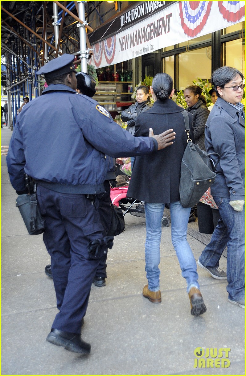 Jennifer Connelly: Christmas Tree Peek-a-boo!: Photo 2770872 | Jennifer ...